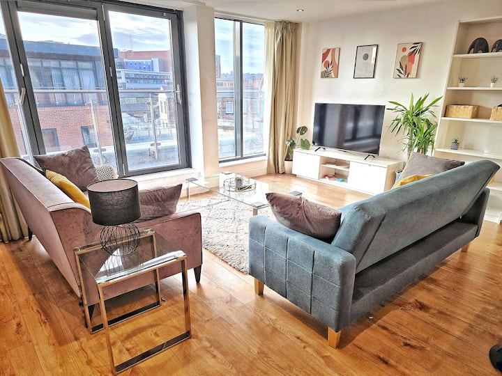 Sky Views Balcony Suite|parking & Panoramic Views - Leeds
