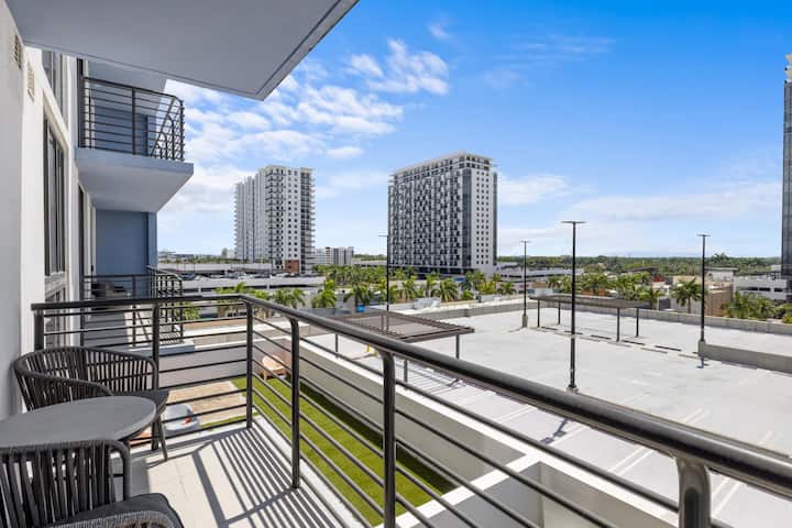 Serene Doral Bliss: Hotel Room Retreat - Doral, FL