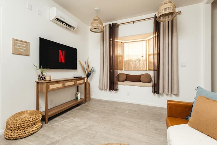 Beach Bungalow: Steps To Pier, Promenade, & Dining - Santa Monica, CA