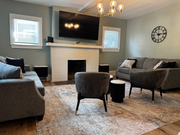 Cozy Modern Farmhouse Getaway - Greensboro, NC