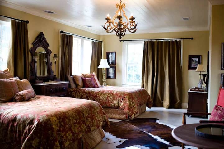 The New Orleans Room At The Bay - Hattiesburg, MS