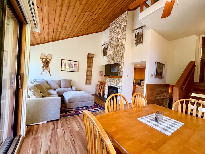 Cozy Oasis | Mountain Views + Ski Shuttle - New Hampshire