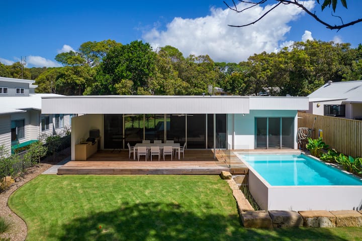 Navy's By The Beach - Rainbow Shores. - Rainbow Beach