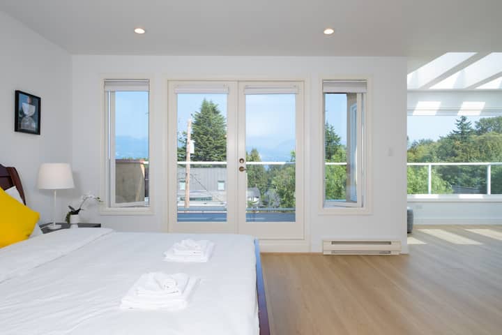 Elegant Spanish Villa With Garden & Mountain Views - Vancouver