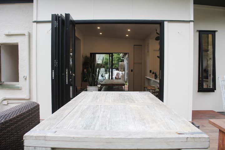 Cute & Quiet Art Deco Waiheke Home - Waiheke Island