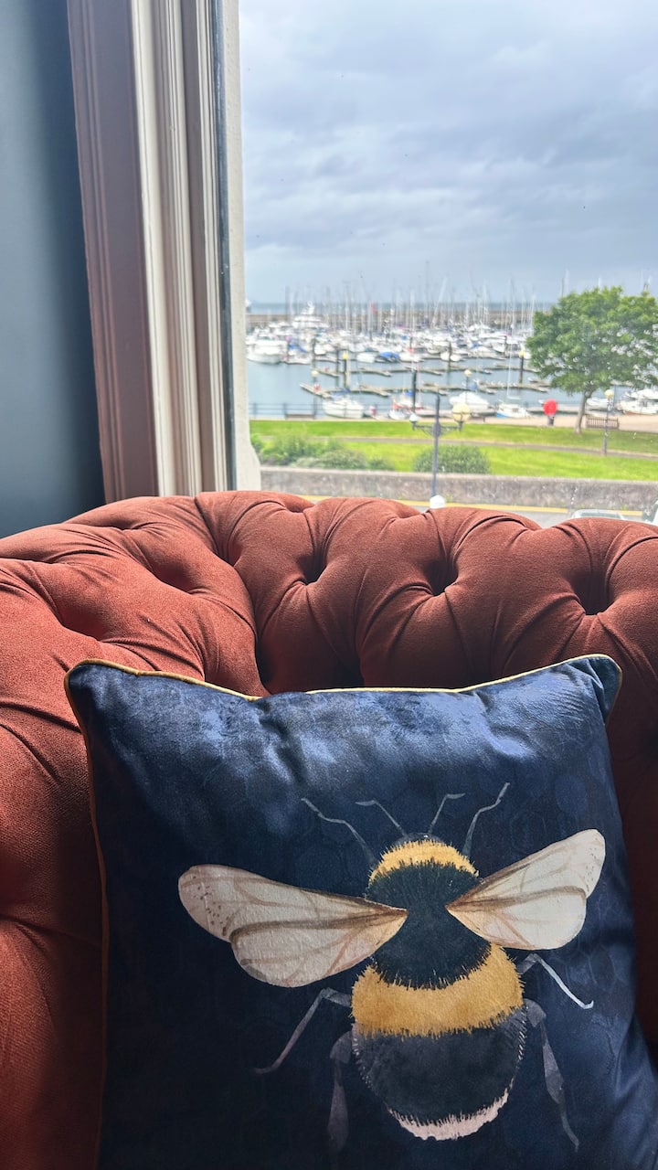 Battersea Boutique Apartment No.2
Sleeps 6 - Carrickfergus