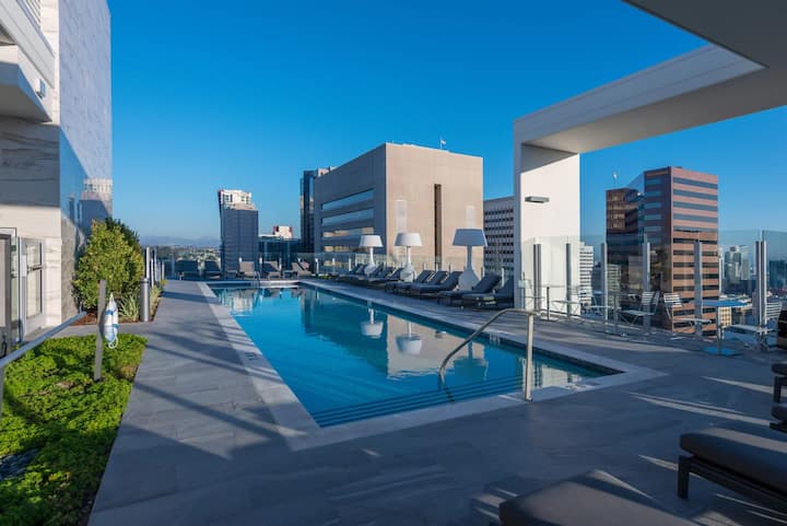 Fully Furnished 1br Downtown W/ Wi-fi • Parking - San Diego, CA