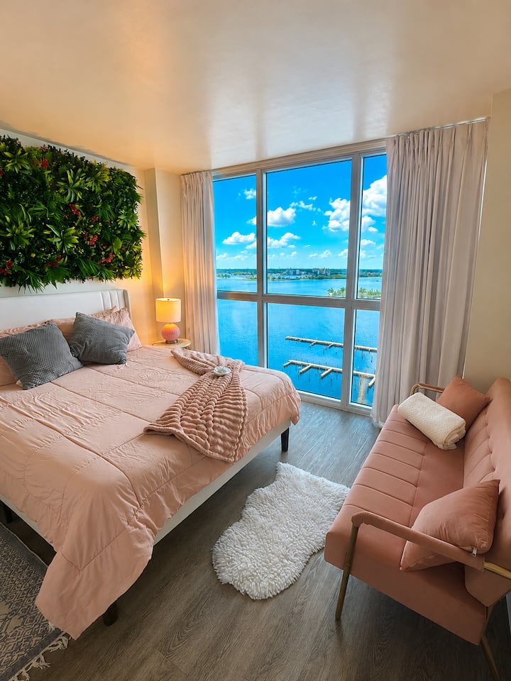 Pink Paradise- Blush Dreams And Cozy Scenes. - Fort Myers, FL