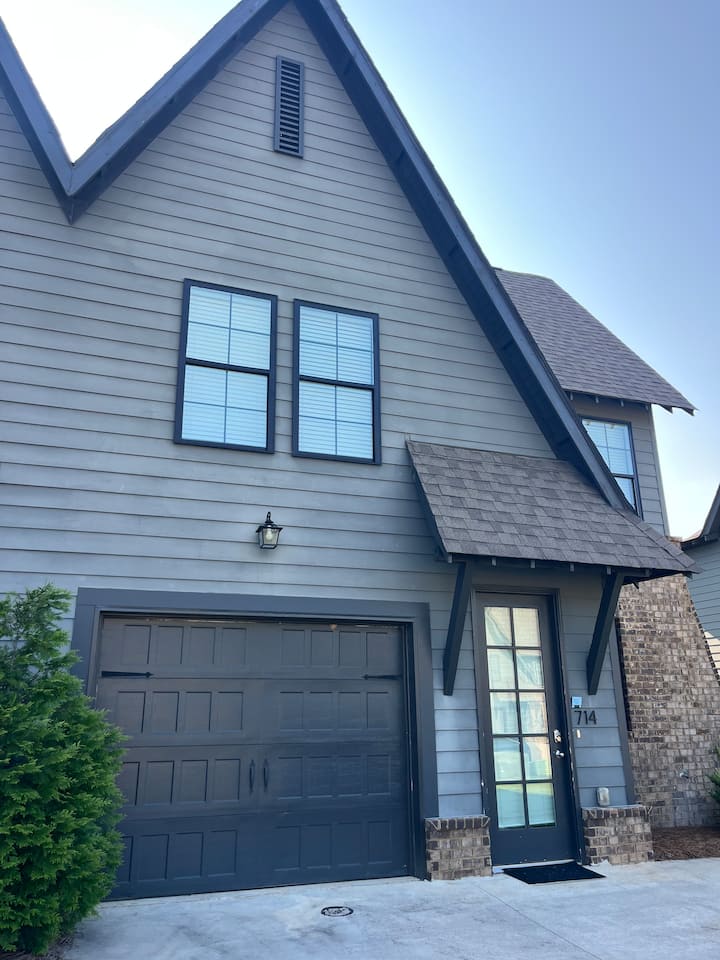 Luxury Auburn Gameday Townhouse - Auburn, AL