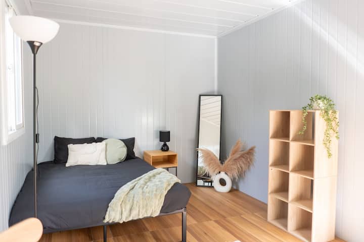 Pīwakawaka (Fantail) Cabin – Tiny Home Getaway - 