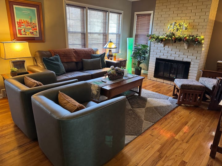 Cotner Cottage: Cozy, Central, Connected - Lincoln, NE