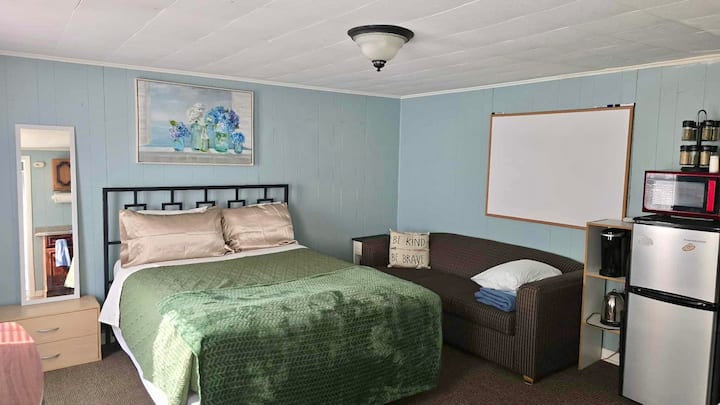 Budget-friendly Minimalist Studio – All-inclusive - Utica, NY