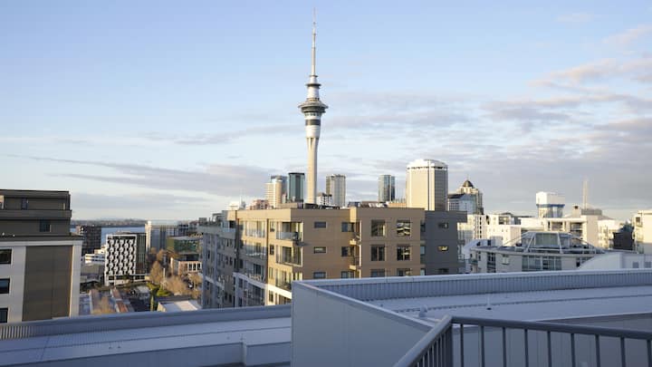 Central Abode With Free Parking & Skyline Views - Auckland