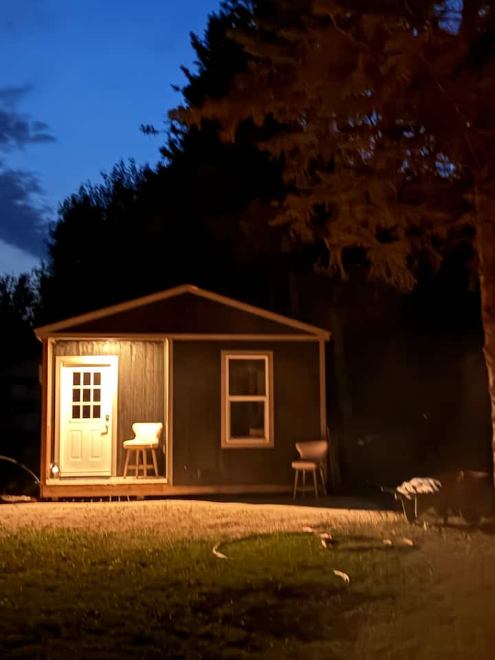 Cozy Riverfront Cabin • 2-room Private Escape” - Selkirk
