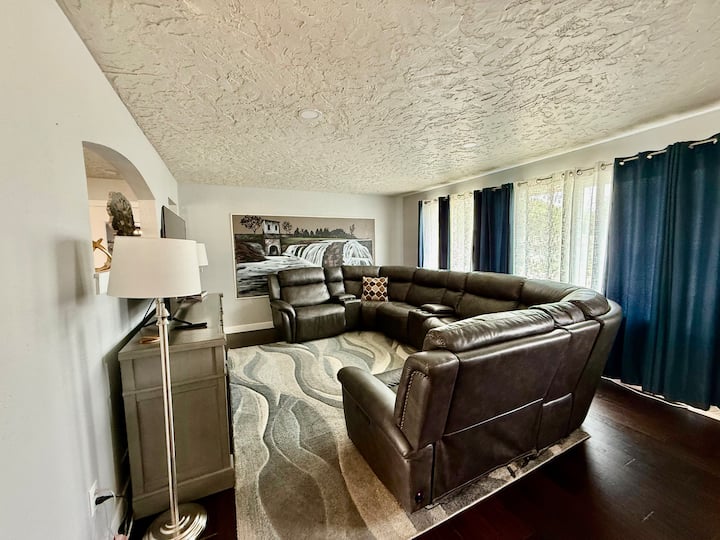 5br Sioux Falls Retreat • Hot Tub & Games - Hartford, SD