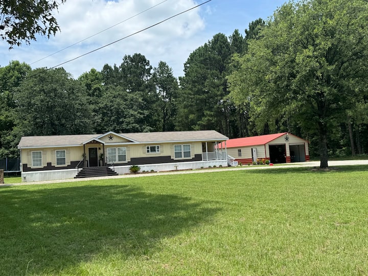 Spacious 3-bedroom 2 Bath Retreat On 1 Acre - Nacogdoches, TX