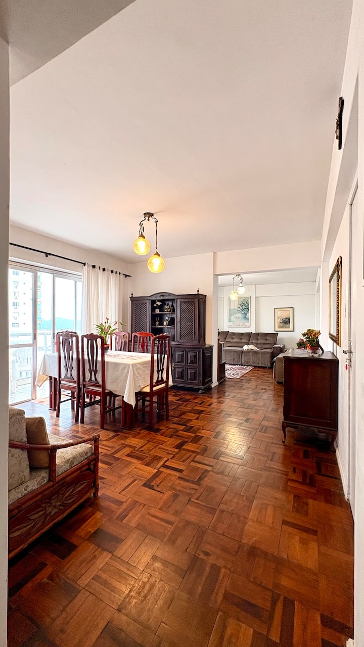 Espaçoso Apartamento - Ed Frente Mar - Balneário Camboriú