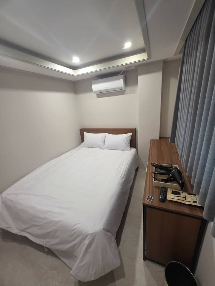 #Cozy10 #비즈니스룸 #은평구호텔 #연신내호텔 #퀸베드 #감성숙소 #힐링 - Seoul