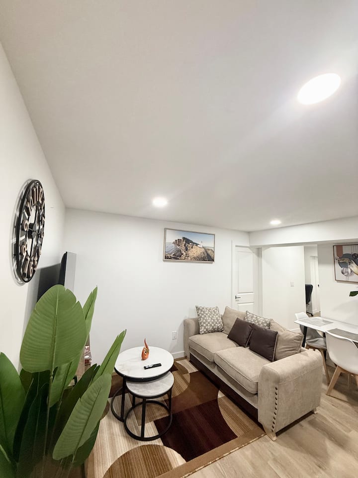 Cozy 2 Bedroom Suite Close To Amenities - Alberta