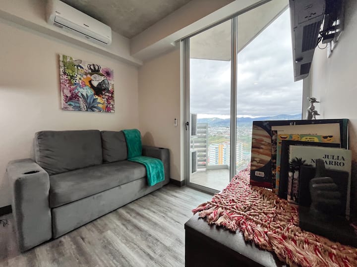 Wonderland-inspired Stay |City View/pool/coworking - San José