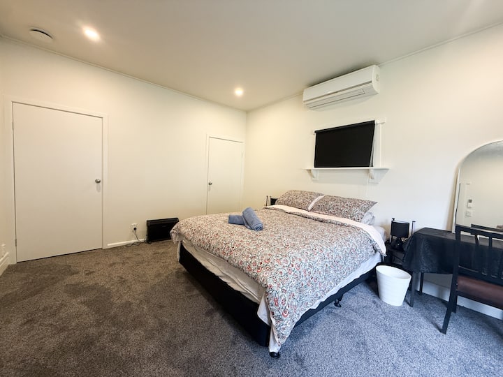 Spacious Surf-side 4 Bedroom Retreat - Wellington