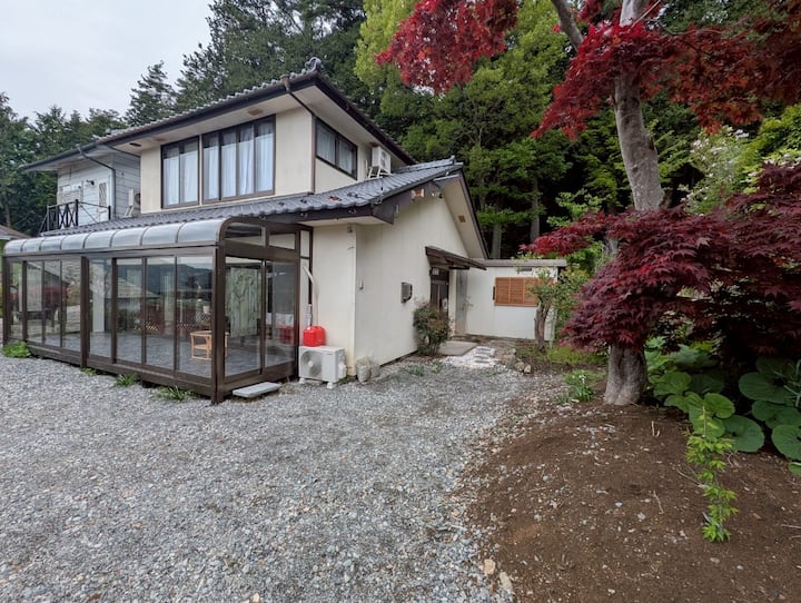 信州の自然の中の一棟貸し古民家
最大12名
庭と山の景色 - 시오지리시