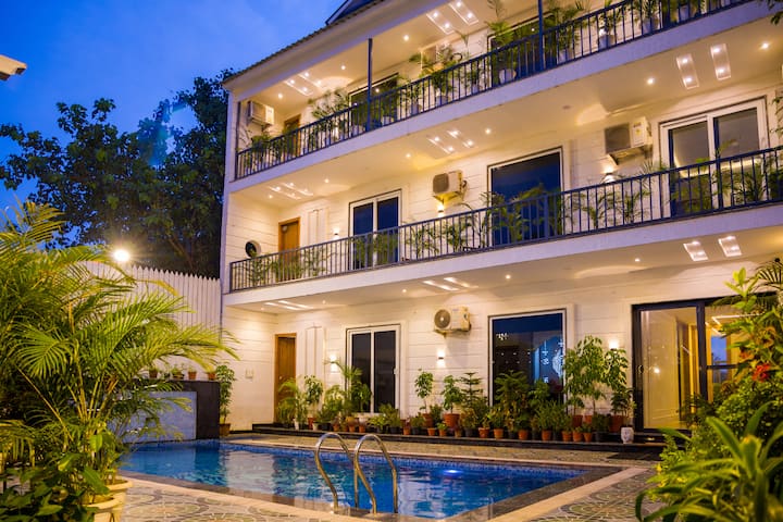5bhk Farmhouse W/private Pool, Gazebo &Lush Garden - Noida