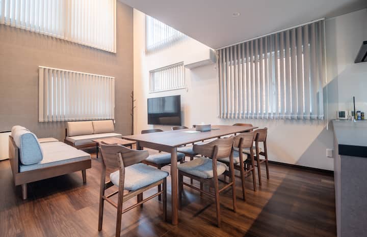 （新屋）札幌市中心 近圓山公園 挑高設計客廳  4房 3廁所 1浴室 2淋浴  最大13人 可停車 - Sapporo