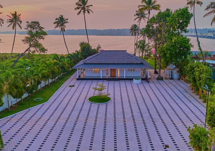 Ashtamudi Luxe Villa By Voye Homes - Kollam