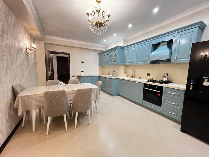 Central 2br • Park & Cafés • Parking - Baku