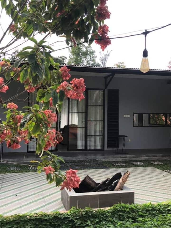 Homey Villa With Pool & Onsen - Tomohon