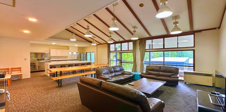 Powder Tracks Family Lodge Located In Goryu - Hakuba