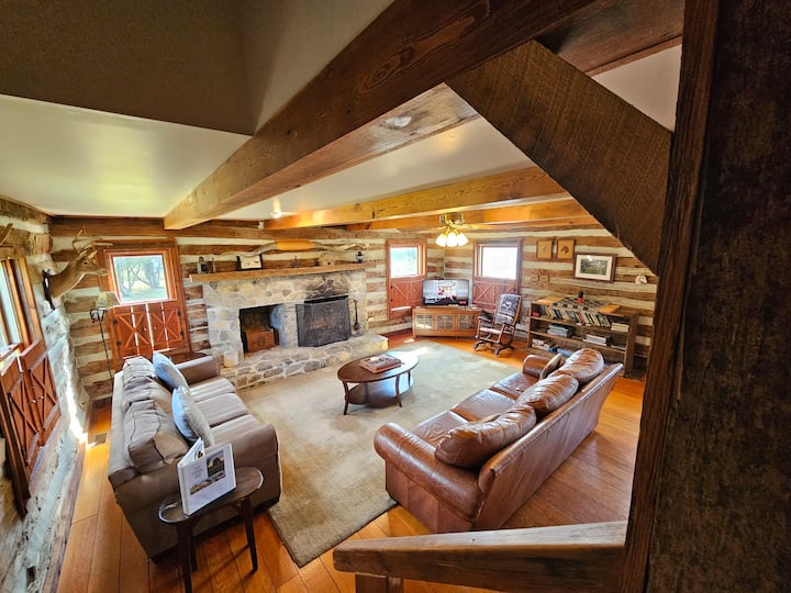 Primary King Bed Oversized Living Room Vally Views - Winchester, VA