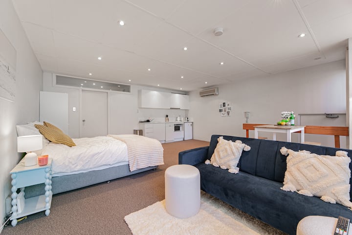 Harbour & Bridge Access | Retreat In Milsons Point - Sydney