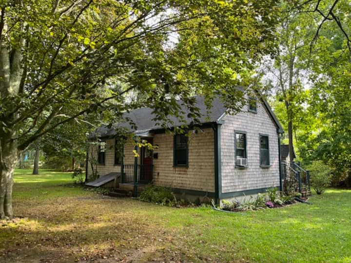 Cottage In Rural Matunuck - Rhode Island