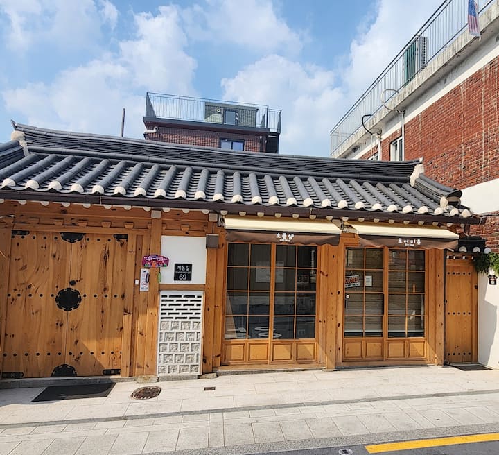안국역 3분/프라이빗 한옥/평지/호텔식침구/북촌/경복궁/서촌/맛집 도보/4bed/2bth - Seoul
