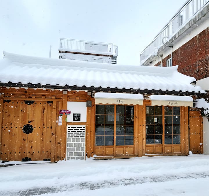 안국역 3분/프라이빗 한옥/평지/호텔식침구/북촌/경복궁/서촌/맛집 도보/4bed/2bth - Seoul