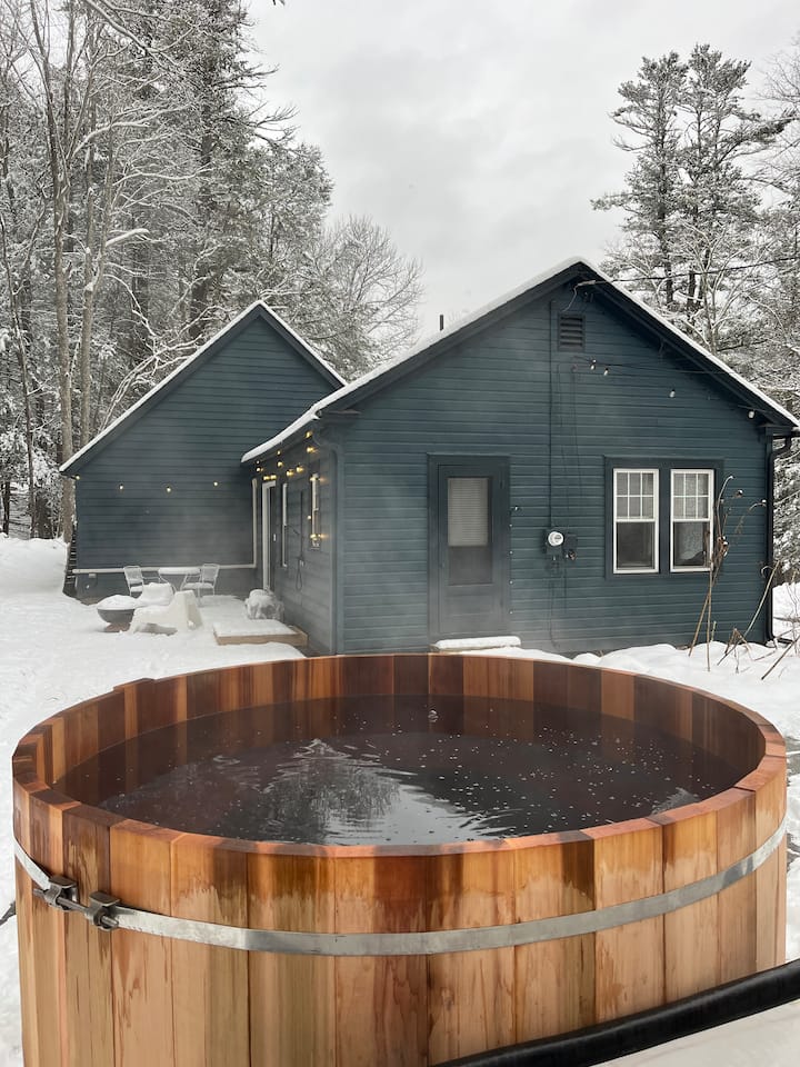 *New Cedar Hot Tub* Fire-pit, & Tiny Library - Pocono Mountains, PA