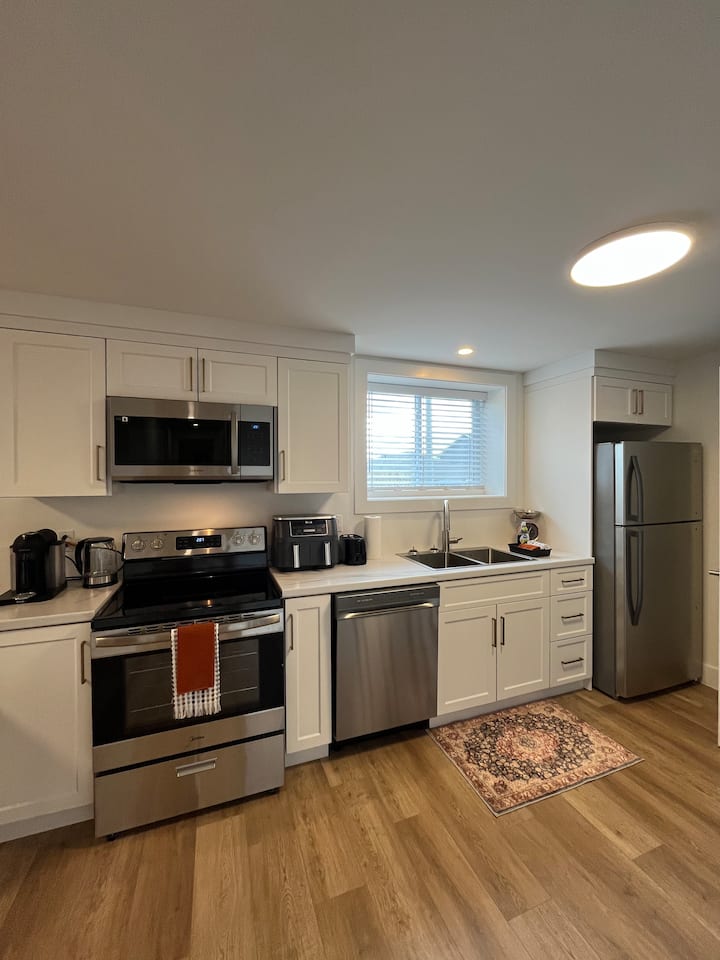 Brand New, Bright, Modern Apartment! - Paradise