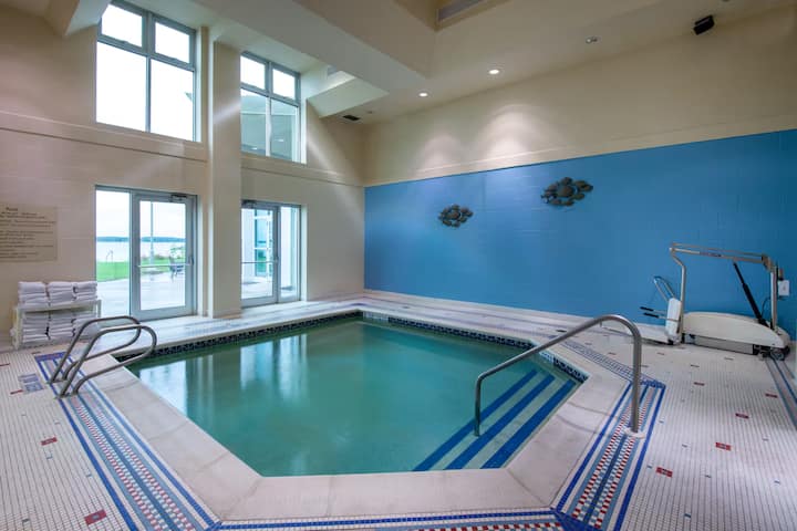 2 Units | 41 Lakefront | 2 Queens | Onsite Pool - Geneva
