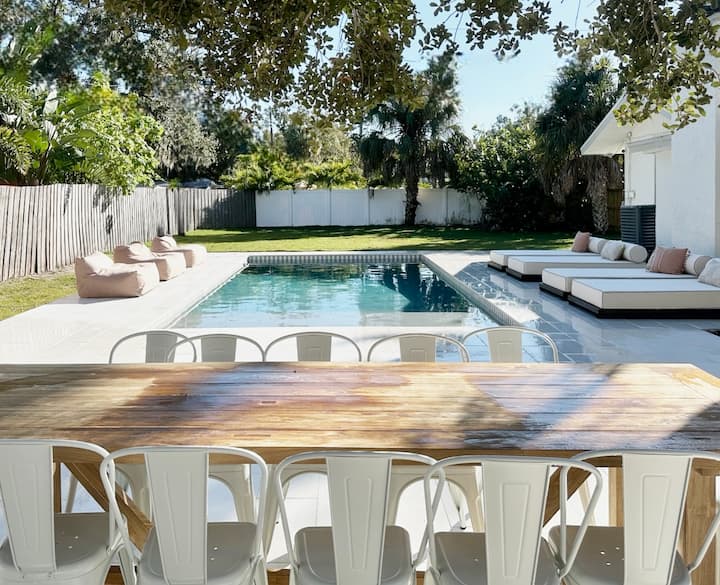 Serene Beach Retreat | Sleeps 9 | Heated Pool - Sarasota, FL