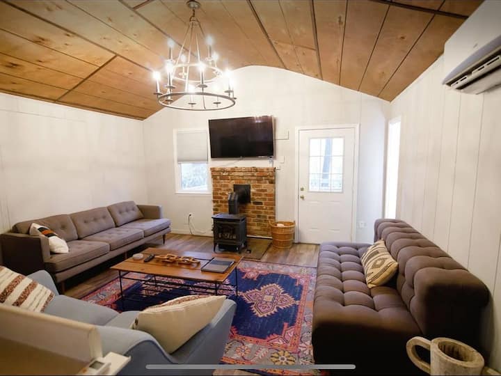 Rustic Modern Retreat • Forest Views & Hot Tub - Black Mountain, NC