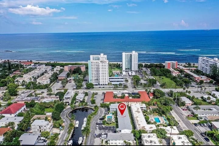 Beach Side Pompano Beach Condo! - Pompano Beach, FL