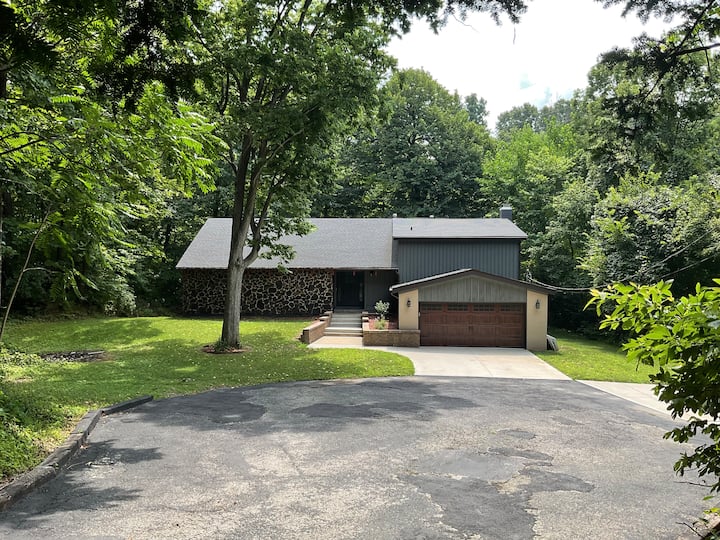 Hidden Woods Haven - Maryville, IL