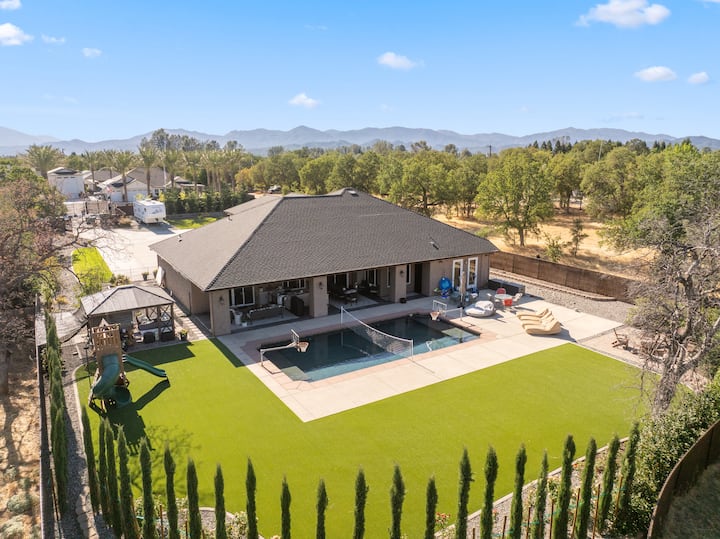 The Ridgewood Estate | Pool - Fire Pit - Central - Redding, CA