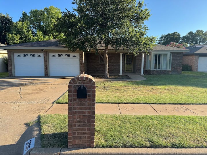 Hot Tub, Pool Table, Popcorn Maker, Park, 2500sqft - Lubbock, TX