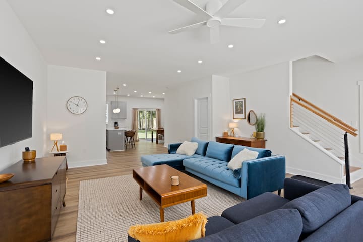 Modern Stay | Minutes From City | Fire Pit - Greenville, SC