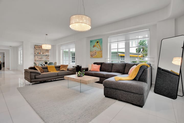 2br Art Deco Retreat Steps Away From The Beach - South Beach, FL