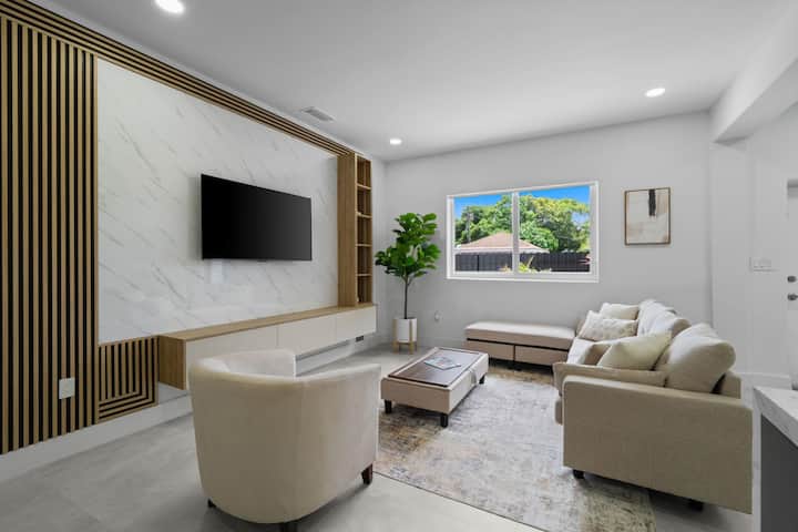 Modern, Family Home Just 15 Minutes Downtown Miami - Miami, FL