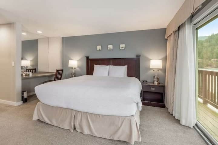 Bayside Waterfront King & Stunning Ocean Views - Orcas Island, WA